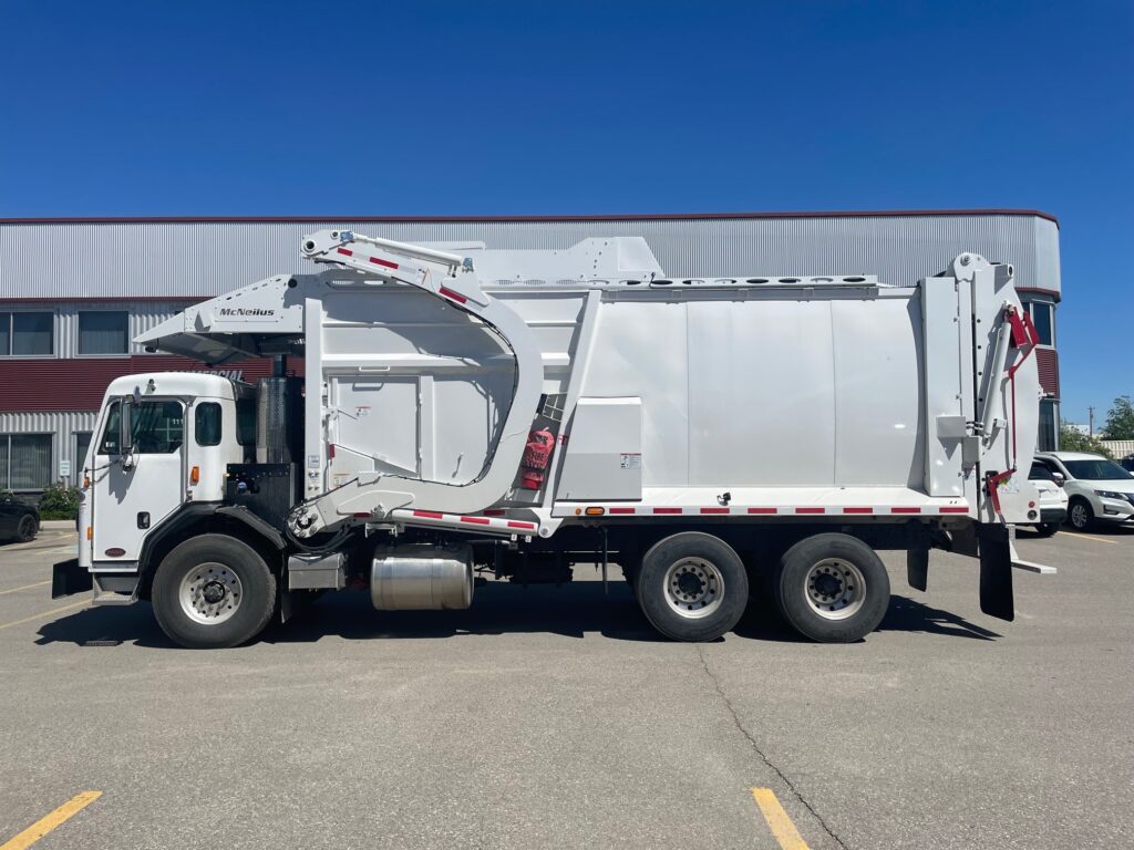 McNeilus Meridian 40 Yard Front Loader - Commercial Truck Equipment Co.