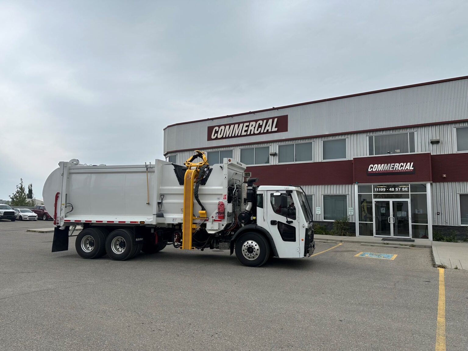 McNeilus Zero Radius 28 Yard Side Loader - Commercial Truck Equipment Co.