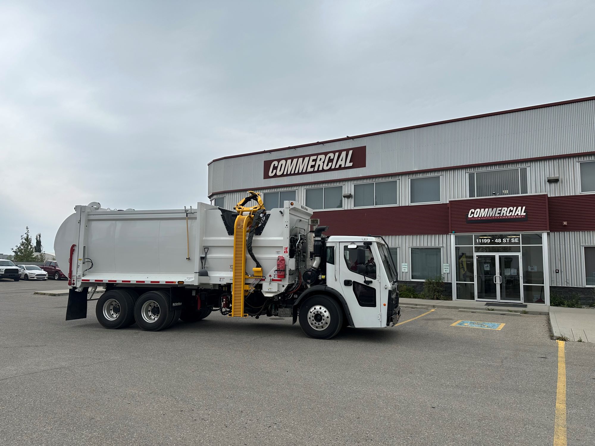 McNeilus Zero Radius 28 Yard Side Loader - Commercial Truck Equipment Co.