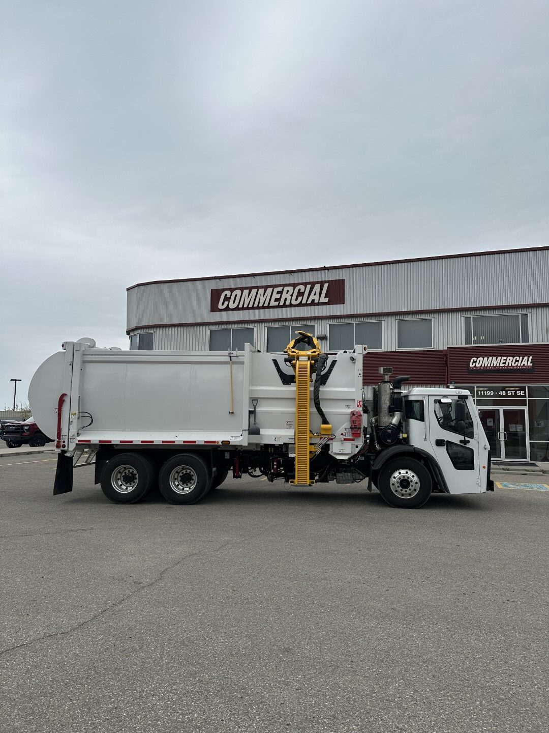 McNeilus Zero Radius 28 Yard Side Loader - Commercial Truck Equipment Co.